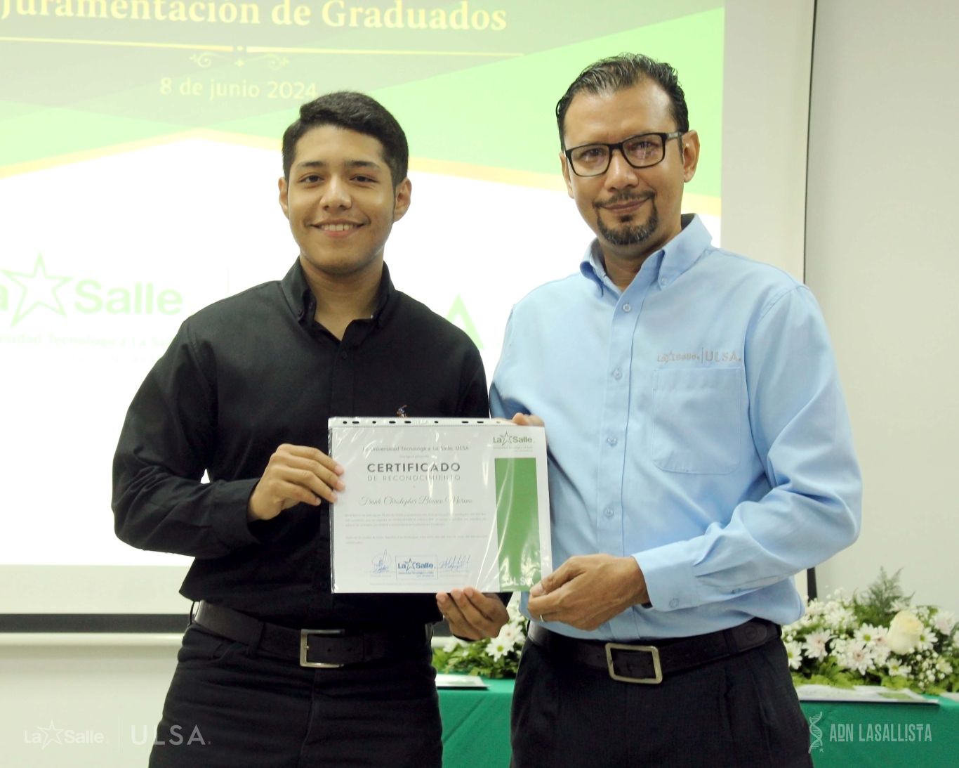Acto de Entrega de Títulos y Juramentación de Graduados