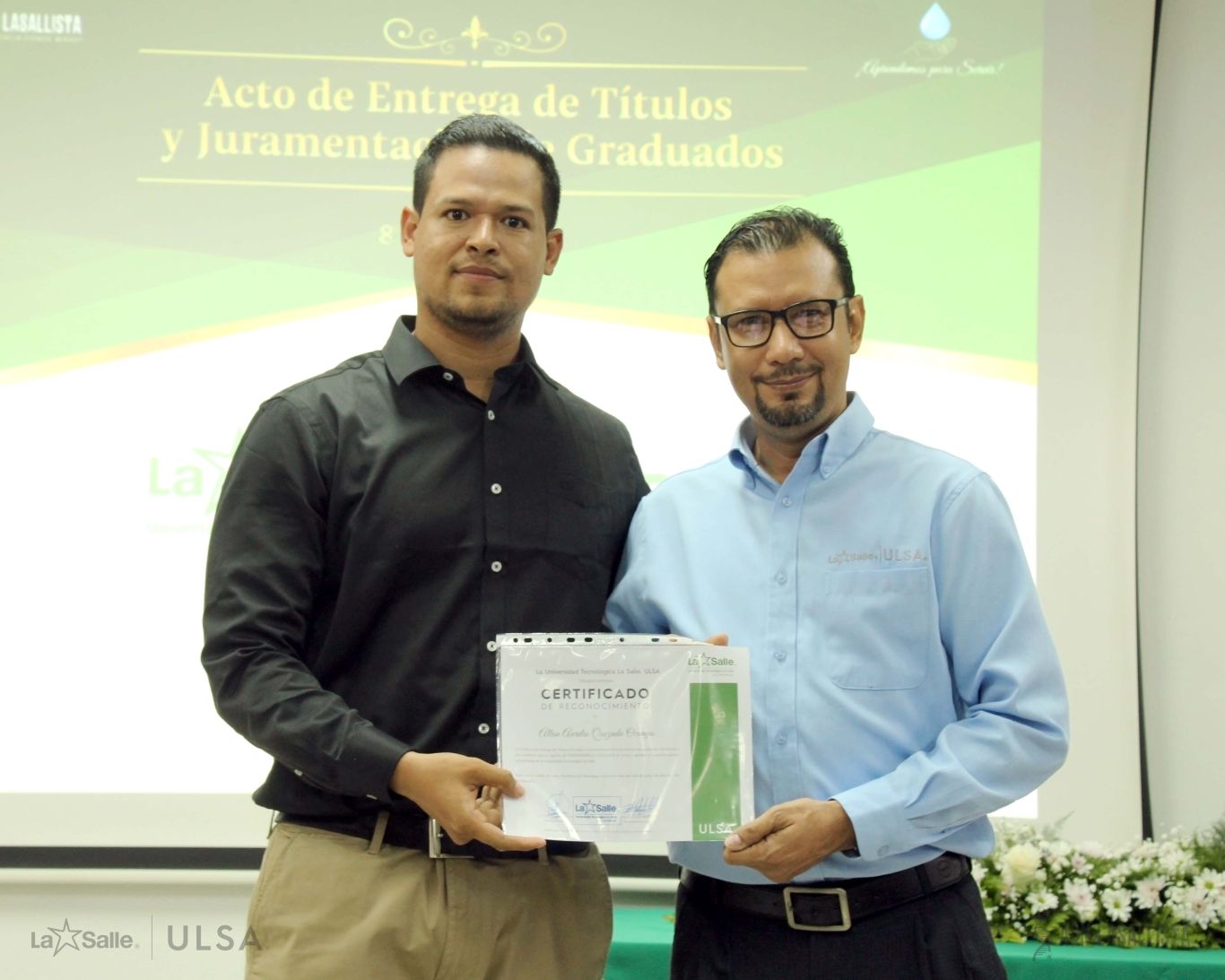 Acto de Entrega de Títulos y Juramentación de Graduados